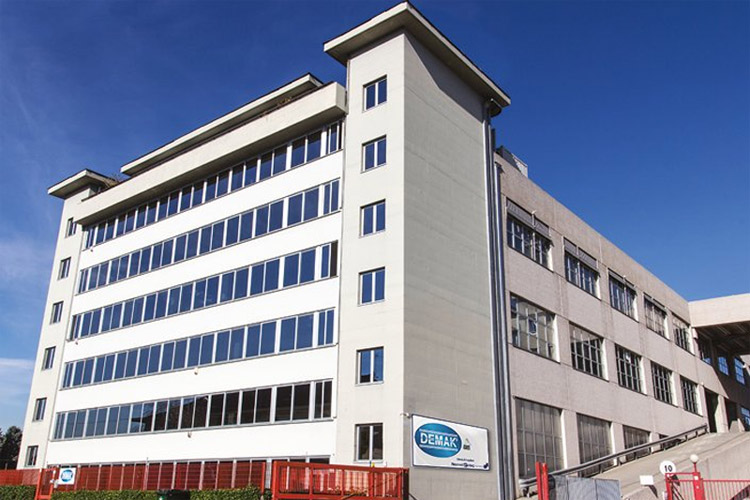 DEMAK S.r.l.: ON-LIGHT · Licht im Netz®